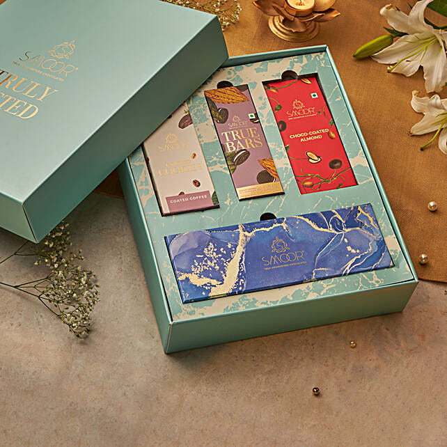 Buy/Send Mini Festive Delight Box Online- FNP