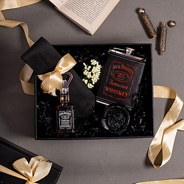 Buy/Send The Gentleman Essentials Gift Hamper Online- FNP