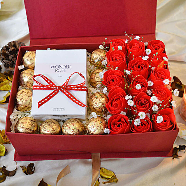 Buy/Send Scent of Love Gift Box Online- FNP