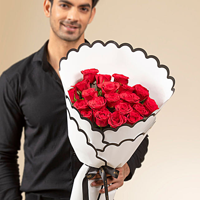 Buy/Send Sweetheart Scarlet Red Rose Bouquet Online- FNP