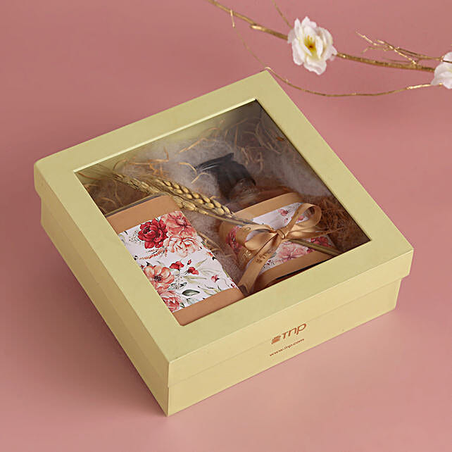 Luxury Pampering Love Hamper oman | Gift Luxury Pampering Love Hamper- FNP