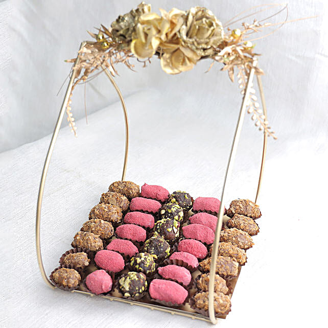 Crunchy Dates Elegant Arrangement uae | Gift Crunchy Dates Elegant ...