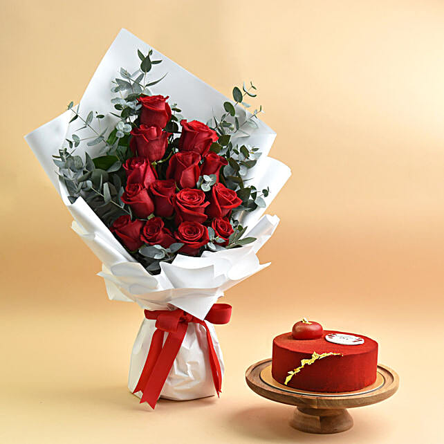 15 Red Roses And Million Smiles With Cake uae | Gift 15 Red Roses And ...